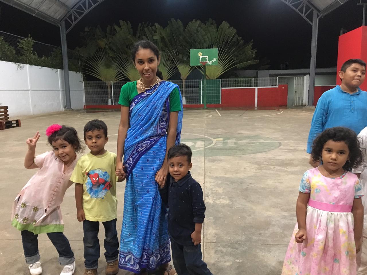 Impartiendo el Bhagavat Dharma en las escuelas. | SCS Math México